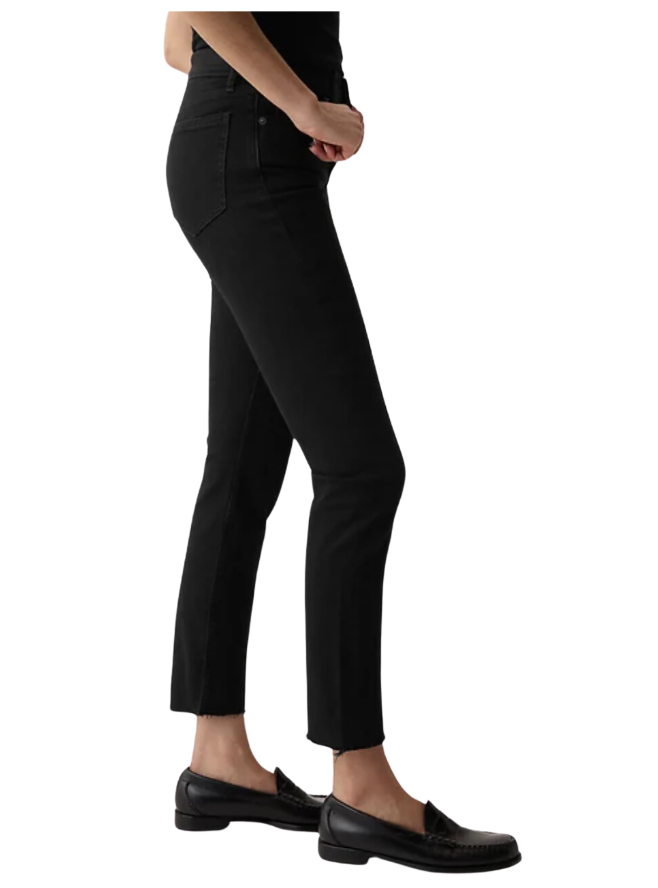 The Ultimate Guide to Choosing the Best Jeans for Petite Women