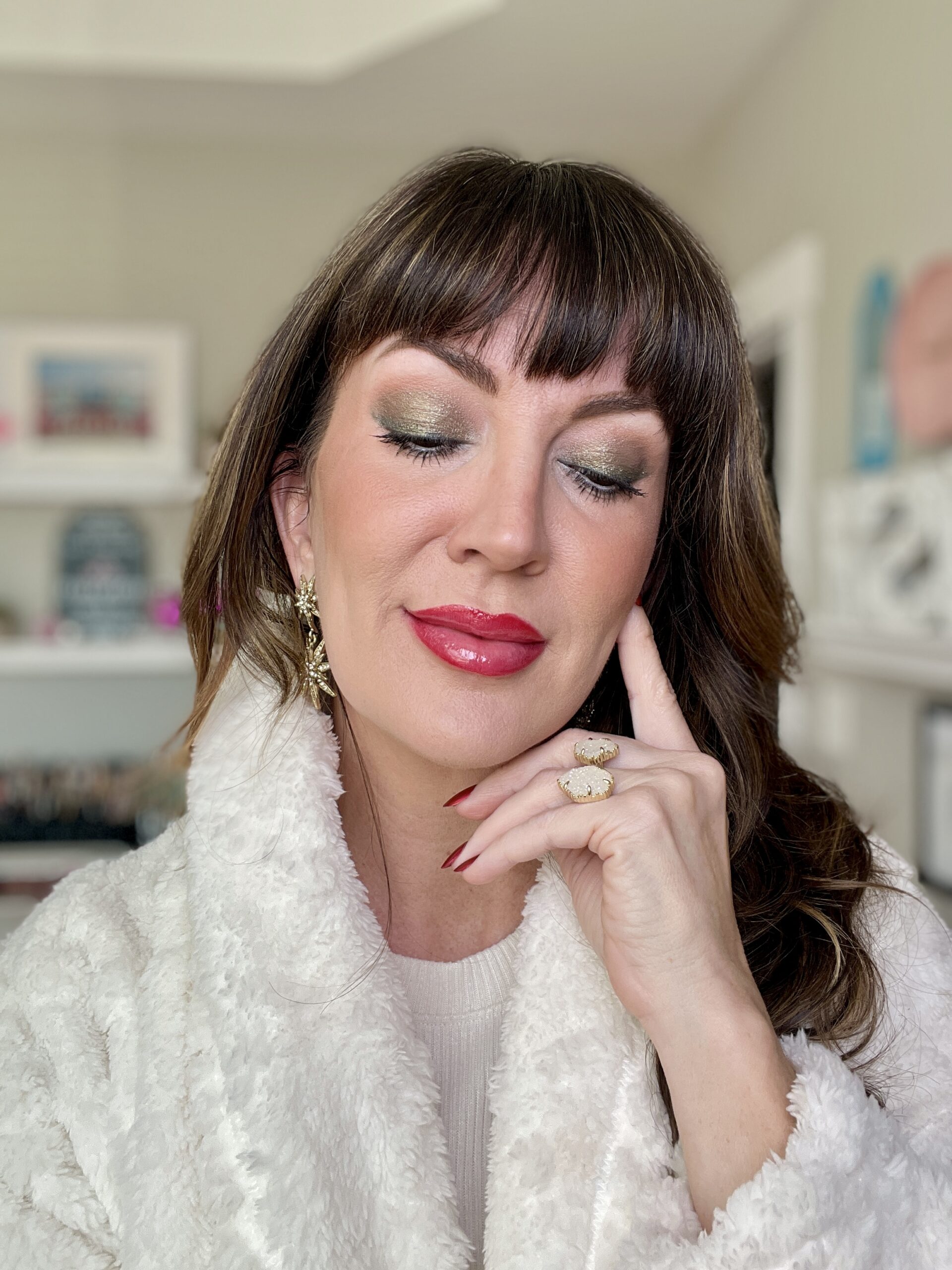 Rocking the Red and Green Makeup Look: Festive and Refined