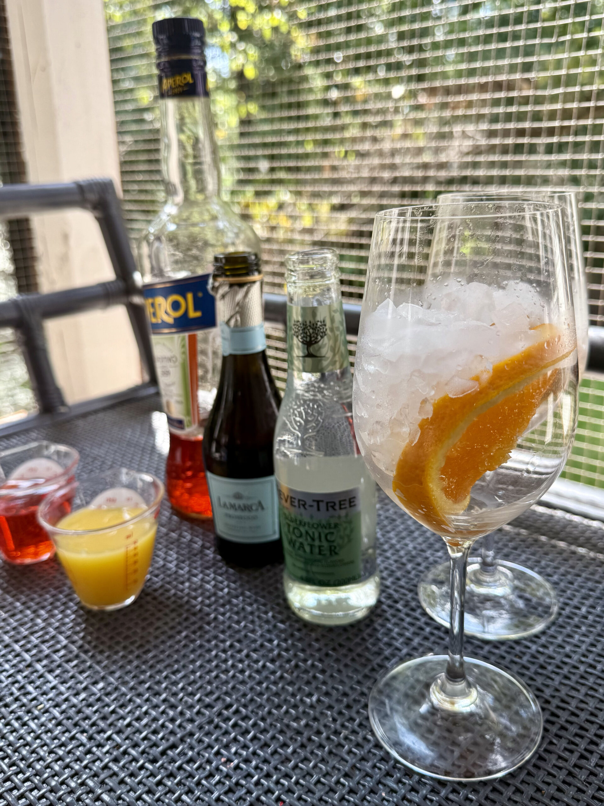 Golden Hour Summer Style – Easy Looks & Seasonal Sips