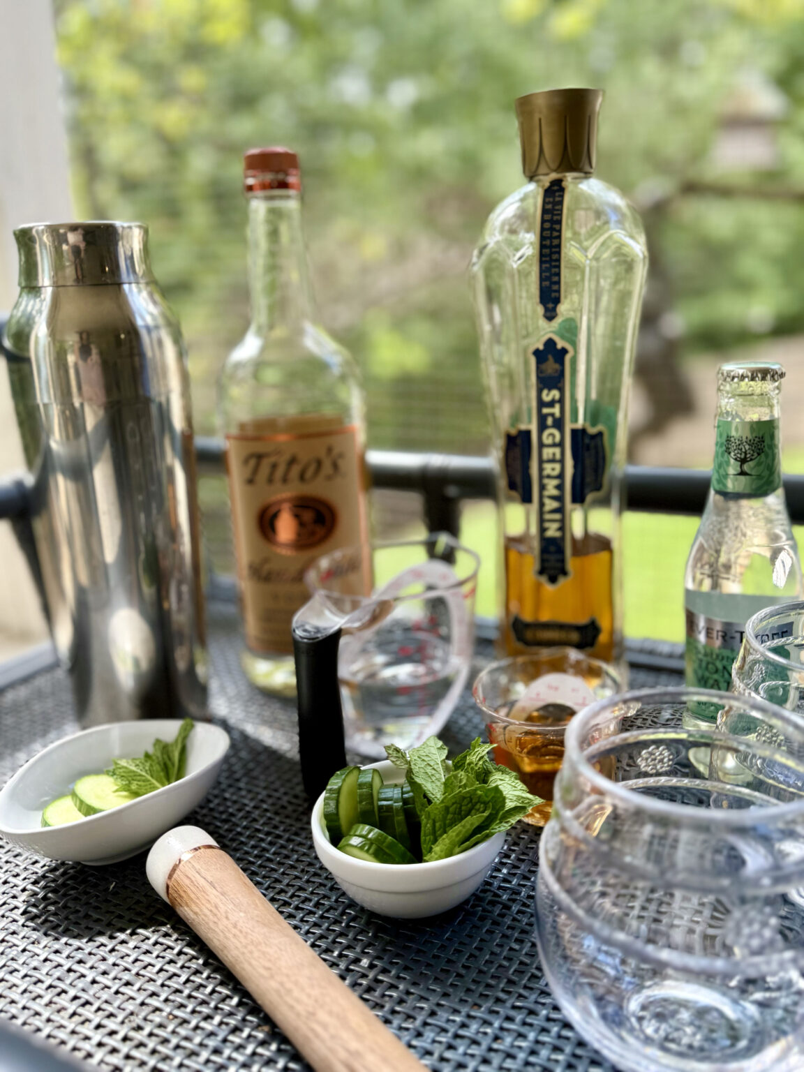 August Style – Casual Looks, Cucumber Cooler & Zucchini Fritters