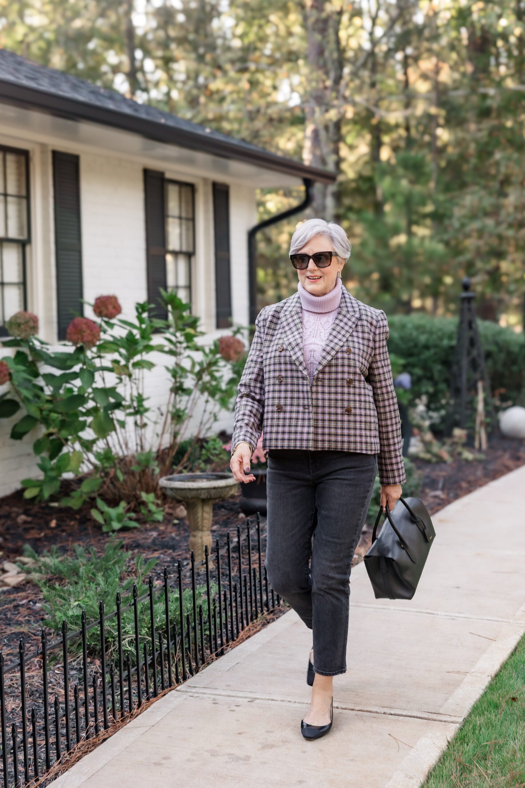 Confidence and Classic Style Women Over 50: Dressing for the Life You ...