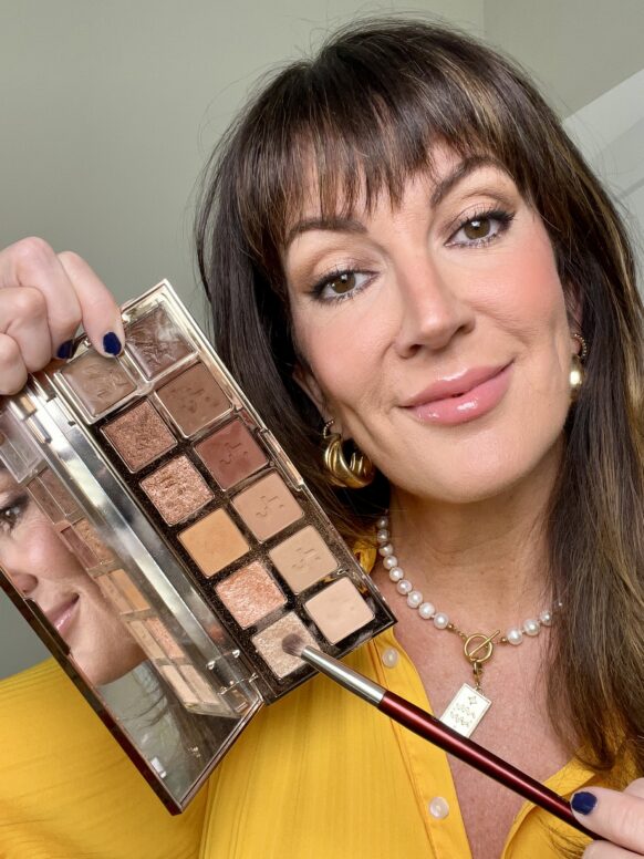 How to Create the Halo Eye Makeup Look for the Holidays